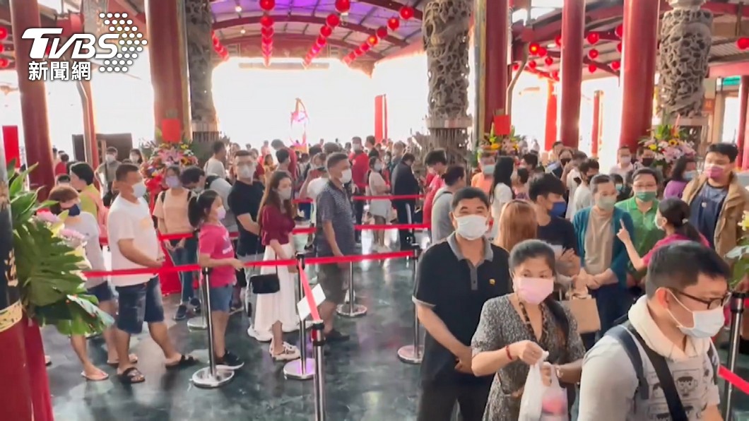 超羨慕她的！擲筊王出爐 女抱回36萬：帶孫出遊│TVBS新聞網