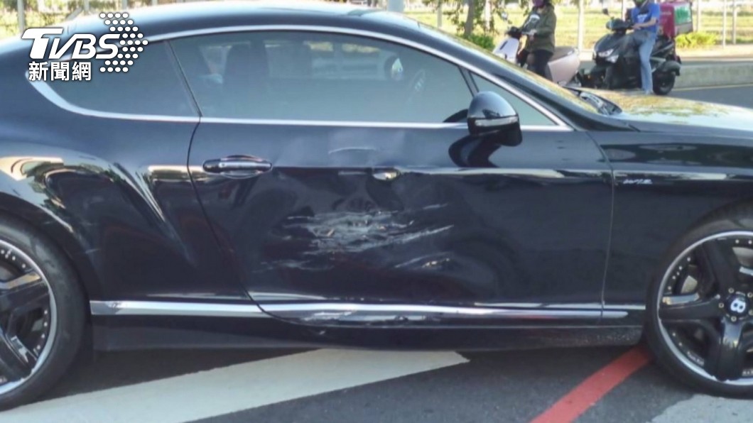 「移動豪宅」鬼轉 騎士撞凹1片門百萬bye了│TVBS新聞網