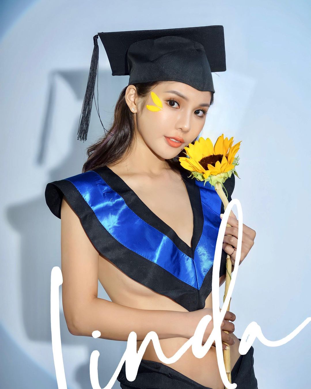 超辣畢業照！啦啦隊女神「學士領巾下全裸」 白滑春光全洩│TVBS新聞網