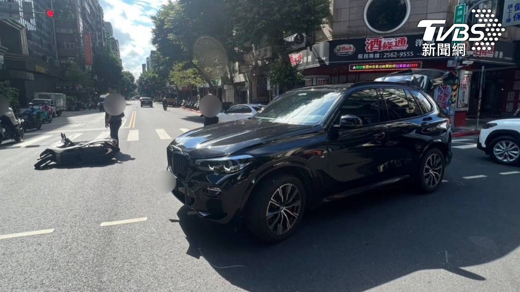 6旬翁開BMW闖紅燈 女騎士剛起步就被撞倒地受傷│TVBS新聞網