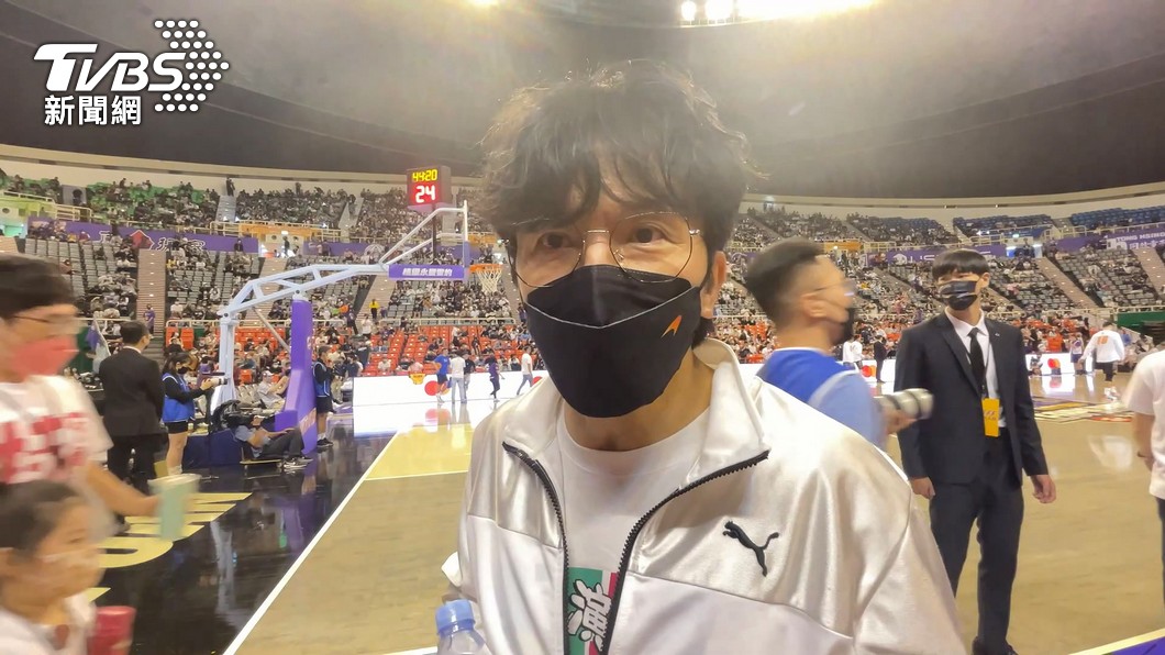 狂粉追霍華德花168萬 包10張季票近距離觀賽│TVBS新聞網