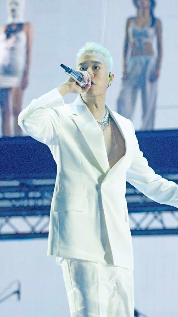 周湯豪唱一半！丁字褲辣妹突衝上台狂搖肥臀 羞喊：跟我做X│TVBS新聞網