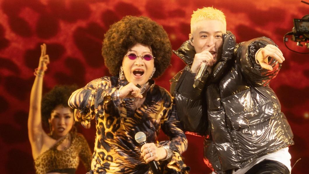 周湯豪唱一半！丁字褲辣妹突衝上台狂搖肥臀 羞喊：跟我做X│TVBS新聞網