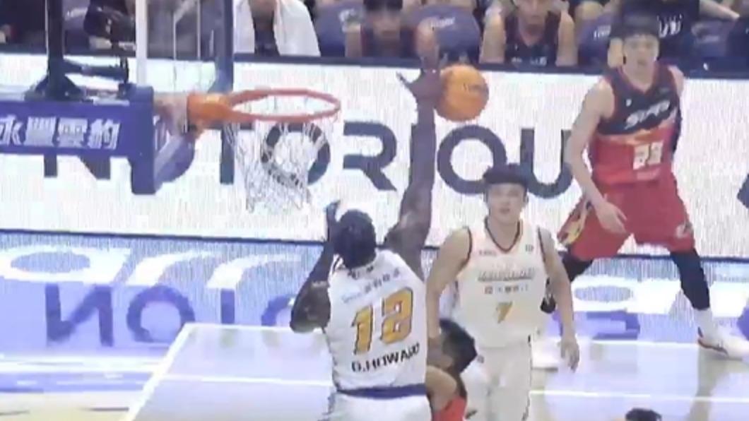 郭台銘帶妻小觀戰！「魔獸」T1第二役準大三元 雲豹惜敗太陽│TVBS新聞網