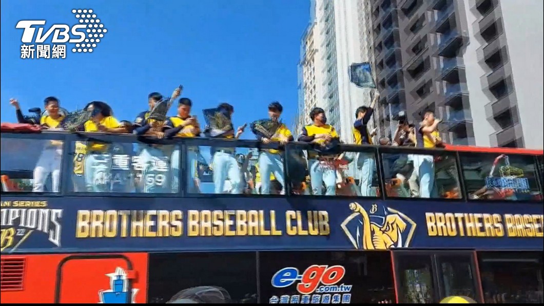 百萬象迷來了！兄弟二連霸封王遊行 路上擠爆│TVBS新聞網