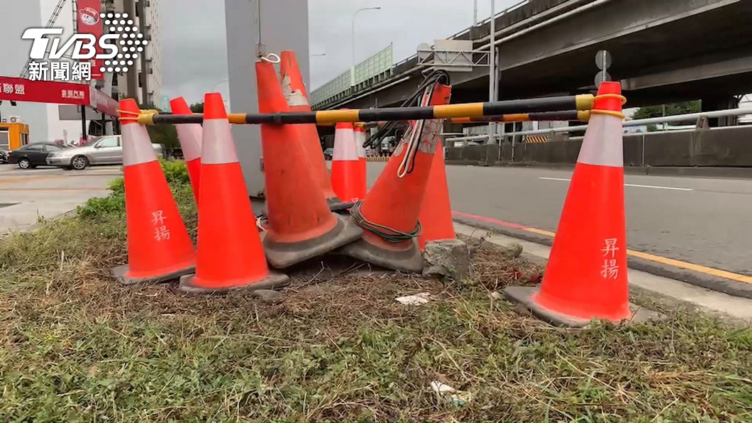 白天就飲！燒烤店爽飲 駕車撞燈箱、衝斷燈桿│車禍│酒駕│喝酒│TVBS新聞網