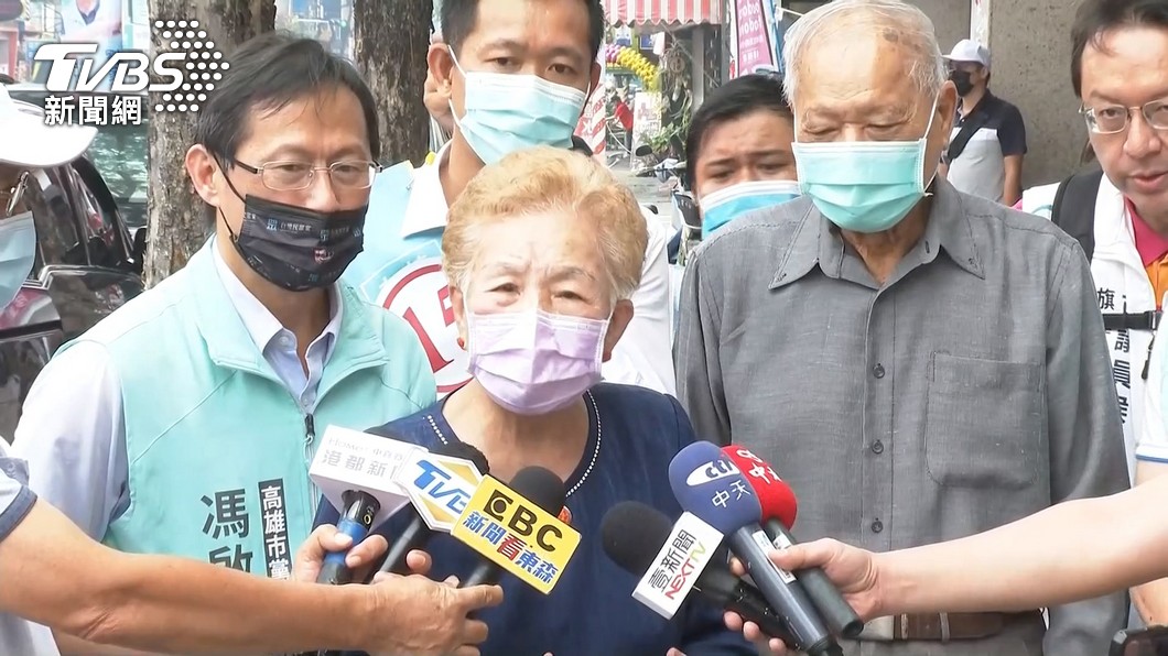 陳其邁妻吳虹錄助選片笑場NG 85歲柯P母市場走透透│TVBS新聞網