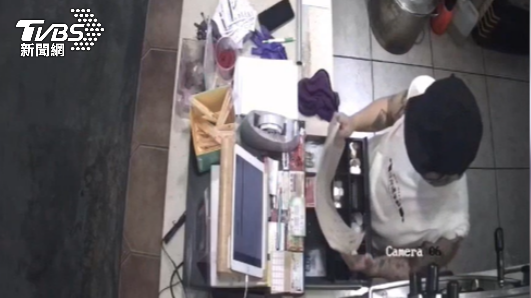 做筆錄不安分！女竊嫌狡猾「拔警配槍」 3員警壓制時掛彩│TVBS新聞網