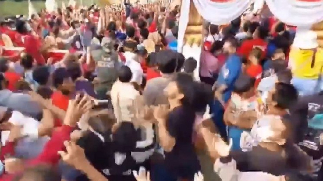 爽中5400萬！夫妻送兒出家 寺廟前大撒幣「送金項鍊」│TVBS新聞網