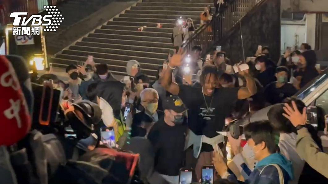 魔獸霍華德現身UBA 輔大中美堂大爆滿│TVBS新聞網