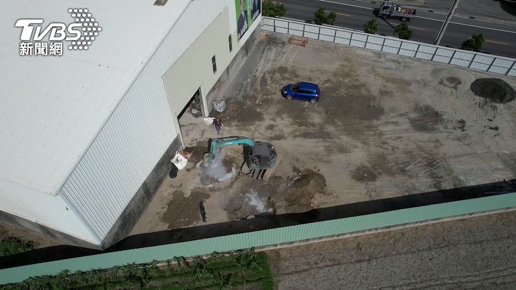 廟前舉「A4白紙」 農地惡臭民質疑埋毒│TVBS新聞網