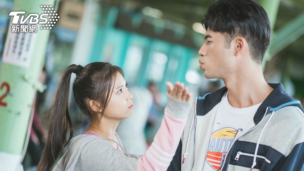 珍猩CP戀情生變？王新凱前女友攪局 「抱腿」留住吳玳慈 │八點檔│機智校園生活│TVBS新聞網