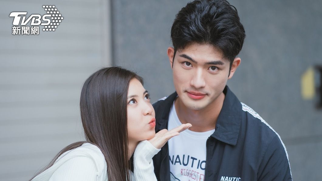 珍猩CP戀情生變？王新凱前女友攪局 「抱腿」留住吳玳慈 │八點檔│機智校園生活│TVBS新聞網