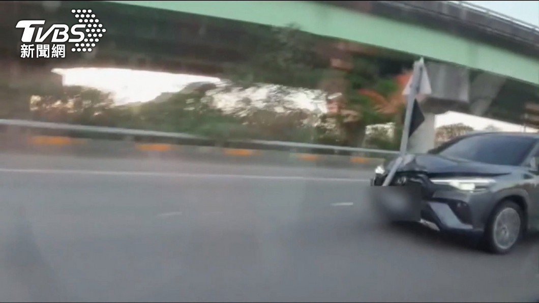 台74驚見「移動號誌」 休旅車頭卡一支「路標」│TVBS新聞網