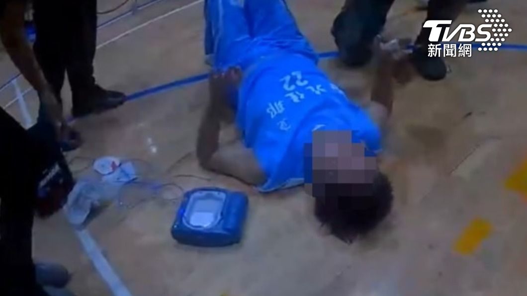 傳球沒接到！籃球打下巴當場昏厥無呼吸 靠這物搶命│TVBS新聞網