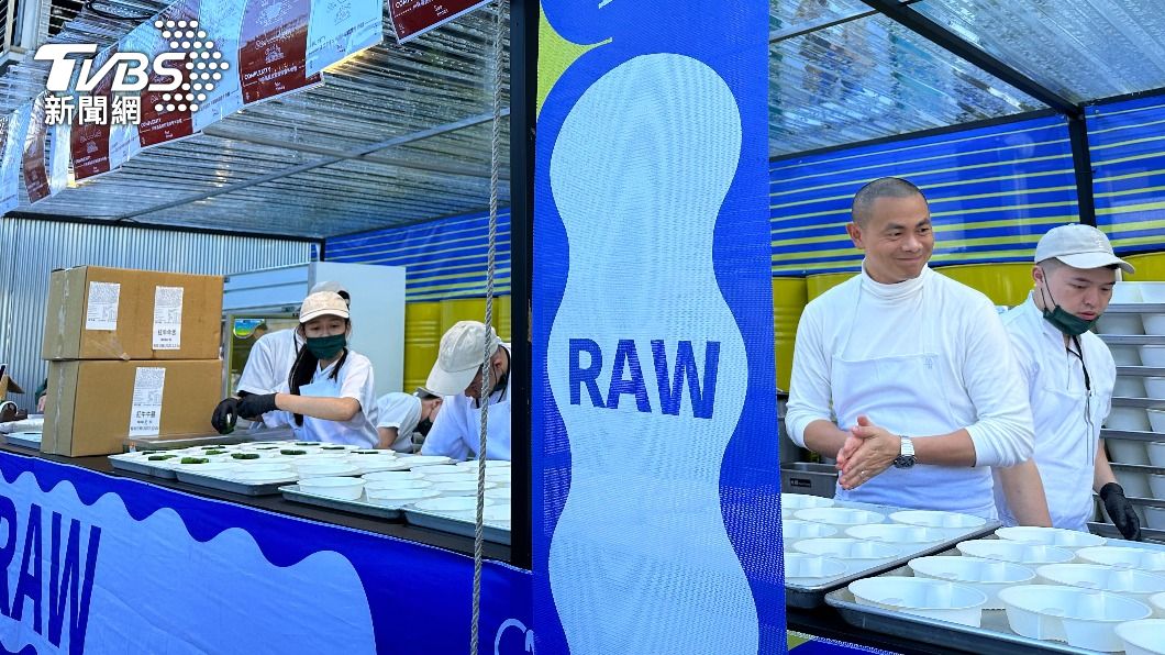 RAW戶外設攤！江振誠現身開賣千份牛肉麵 粉絲排隊搶買│TVBS新聞網