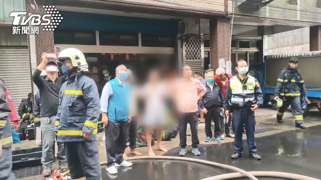 民宅起火竄濃煙！尋獲小五男童時「全身棉被蓋著」│TVBS新聞網
