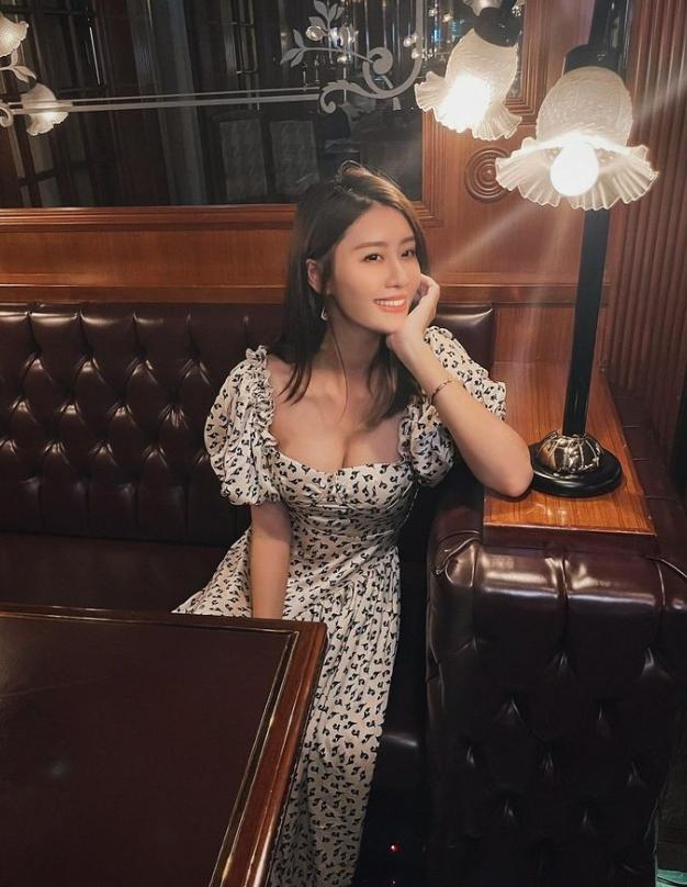 微笑女神胸前被挖空 「渾圓豐滿彈出」自拍畫面肉色一片│TVBS新聞網