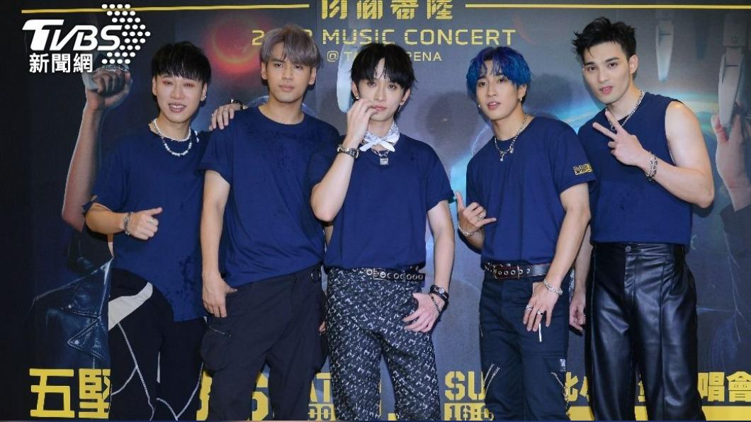 巨星耶誕演唱會／機智男孩 IT BOYZ出道！Ozone五堅情熱唱│TVBS新聞網