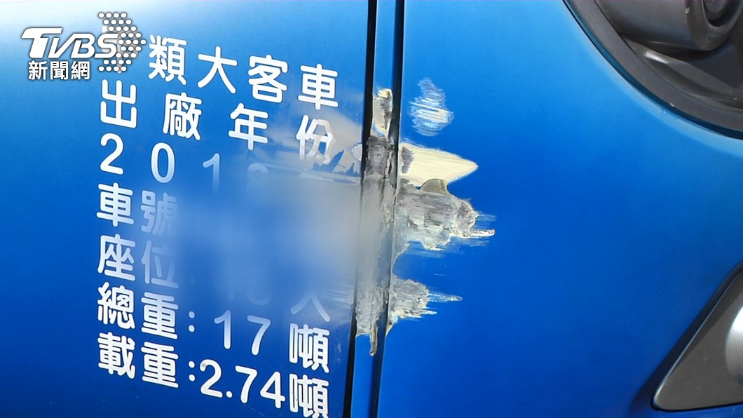 遊覽車當軌道車在開？ 誤闖機車道卡護欄糗爆│TVBS新聞網