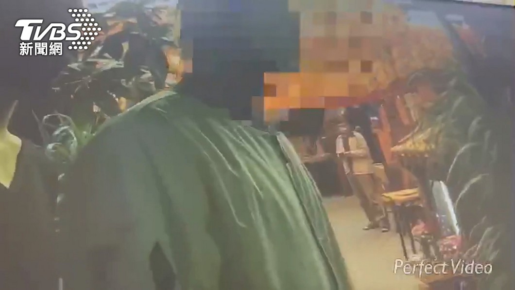 不滿國小同學跟女友走太近！ 男遇襲狂奔300米躲民宅獲救│TVBS新聞網