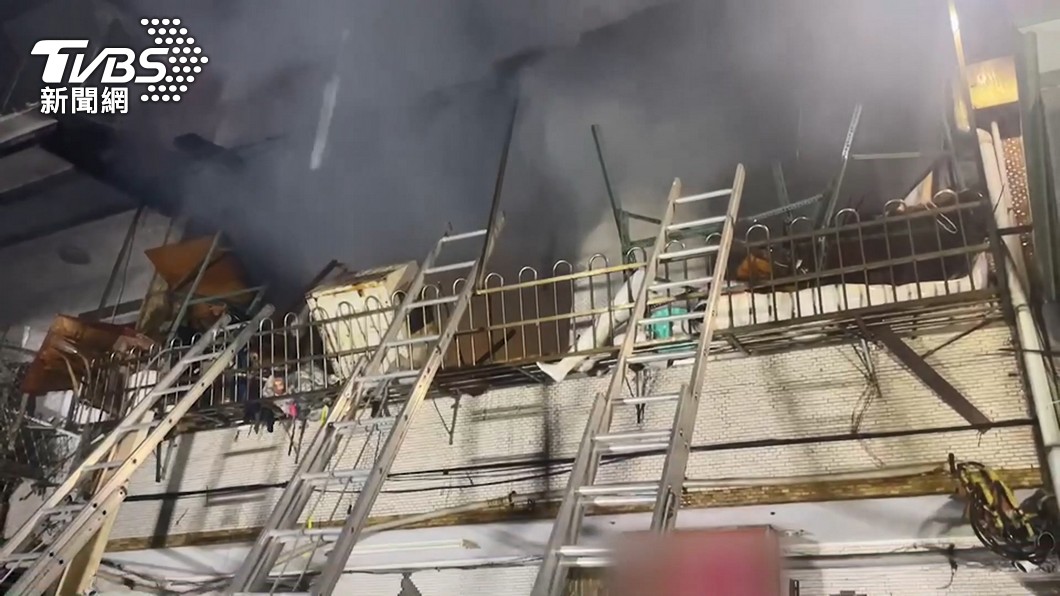 氣爆！汐止公寓「陷火海」釀1死2 消防員割傷│TVBS新聞網