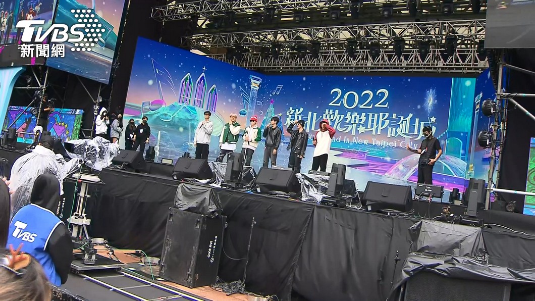 第2天耶誕城！原子少年「Ozone」現身彩排 祝歌迷生日快樂│TVBS新聞網