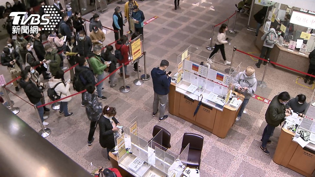 350萬人需換護照！趕過年出國 「排爆」等逾3hr│TVBS新聞網