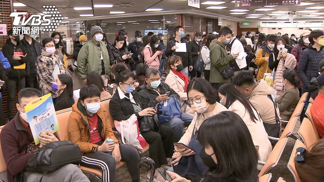 350萬人需換護照！趕過年出國 「排爆」等逾3hr│TVBS新聞網