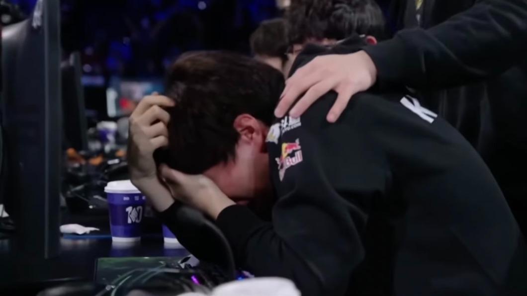 《英雄聯盟》T1團員爆淚成最佳照片！ 網鼻酸：17年的Faker│TVBS新聞網