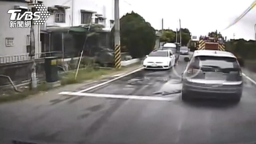 74歲婦騎車闖紅燈遭撞 貼地拖行火燒車│TVBS新聞網