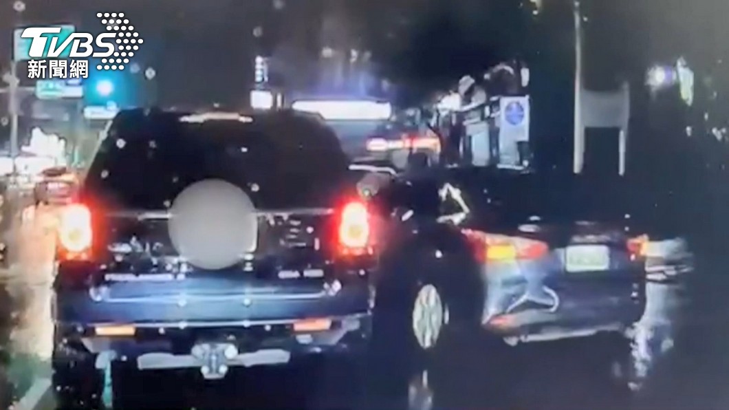 囂張！酒駕男當街砸車 朝警猛噴辣椒水│TVBS新聞網