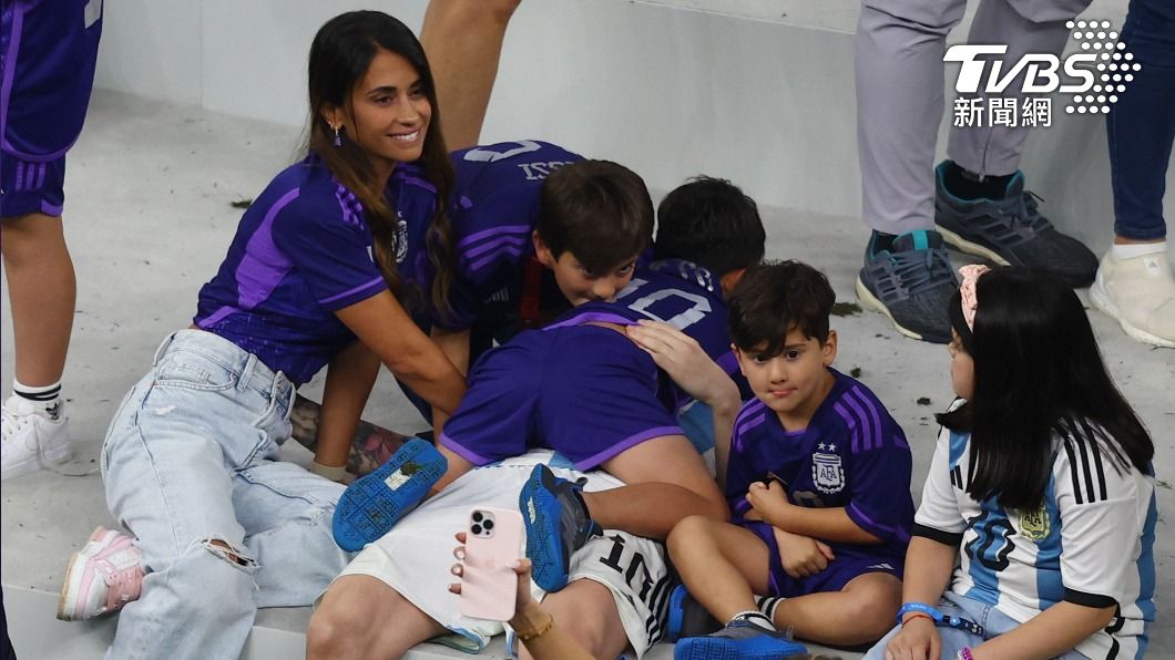 世足圖輯／梅西成功奪冠 賽後變攝影師開心幫妻子拍照│TVBS新聞網