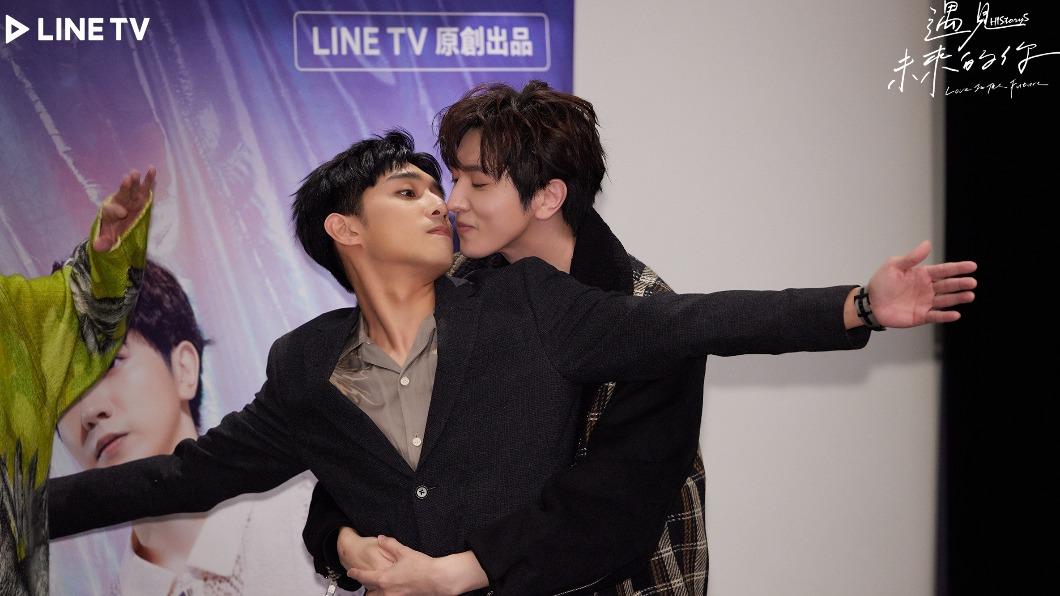 BL劇男星同居褒愛！張碩航「躲被窩給驚喜」下秒糗爆│TVBS新聞網