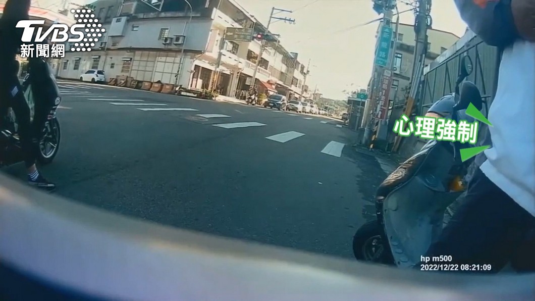 停路中遭按喇叭 阿伯咆哮：我要逮捕你│TVBS新聞網