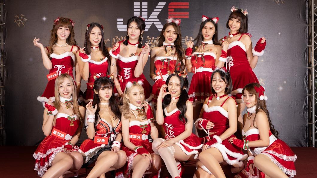 JKF女郎北海岸拍照「比基尼被沖掉」超驚險 12女神現身吸粉朝聖│耶誕節│聖誕│嵐芯語│TVBS新聞網