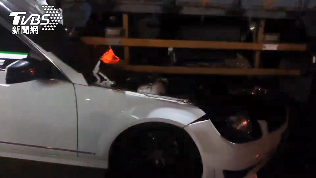 閃不了！女開車突迴轉 7車連撞、5人輕傷│TVBS新聞網