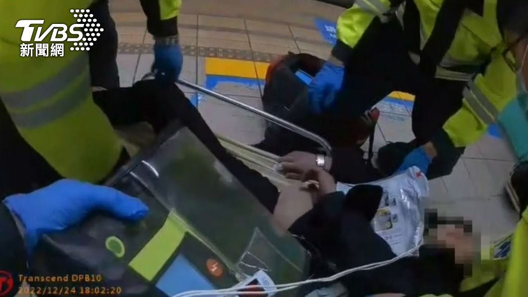 婦人搭火車突昏迷「心肺功能停止」 民眾CPR、PAD救命│TVBS新聞網