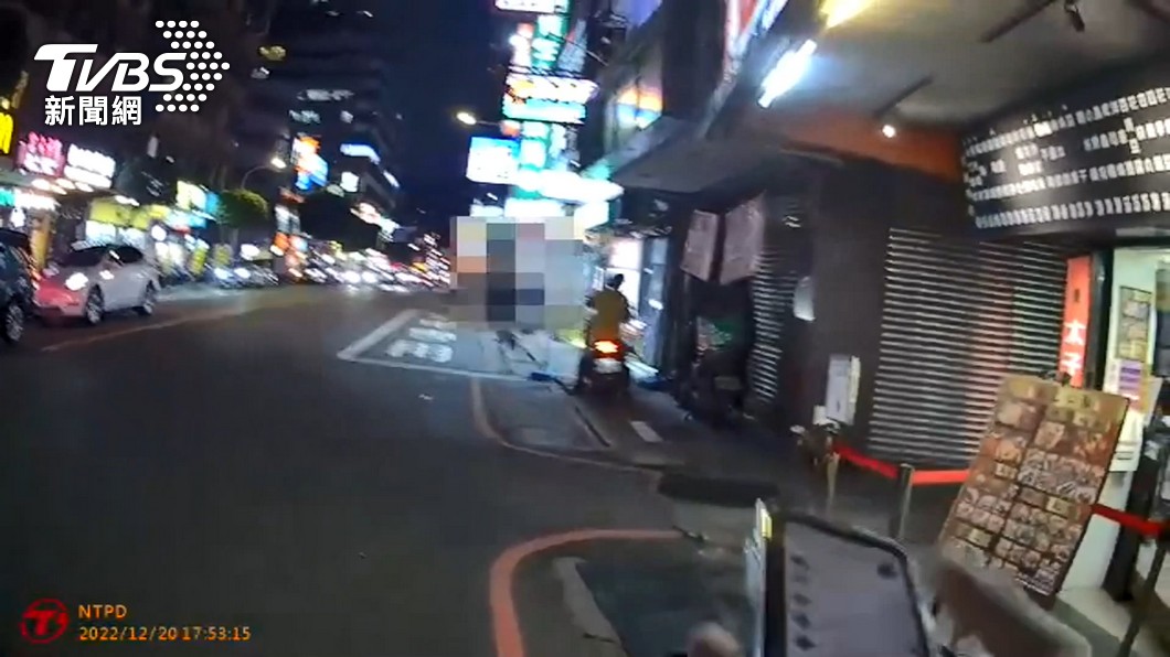 ATM前站太久！ 車手遭攔「逃2百米」被壓制│TVBS新聞網