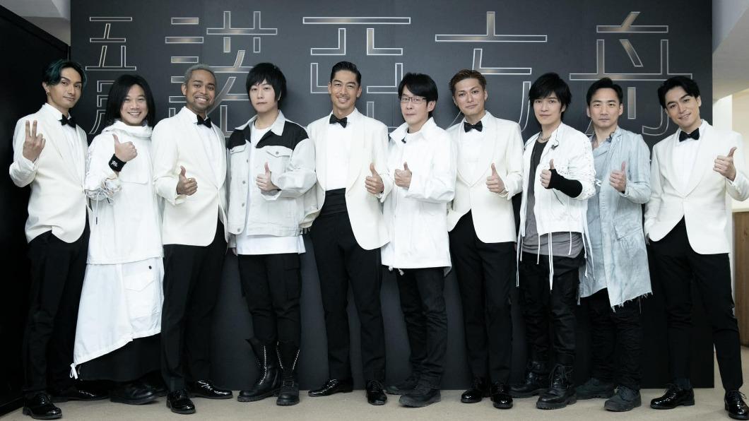 五月天、AKIRA帥氣合照被虧像男公關 阿信自爆業績告急：這個月墊底了！│TVBS新聞網