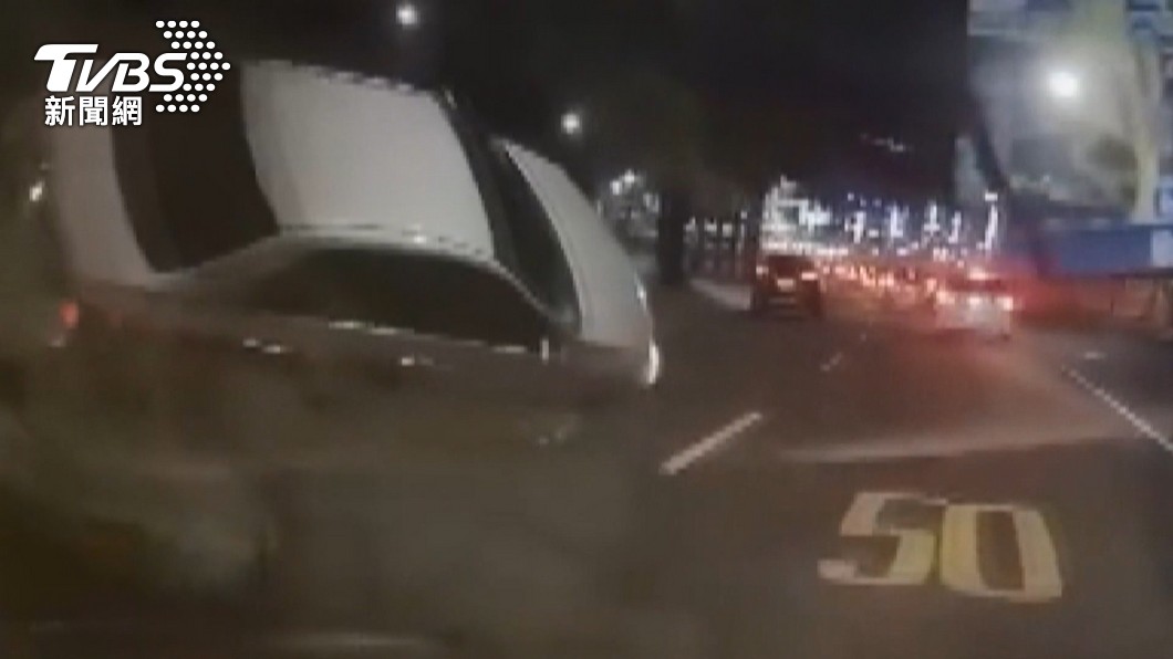 雙雙闖紅燈相撞！2車噴飛衝撞鐵工廠 駕駛受傷送醫│TVBS新聞網