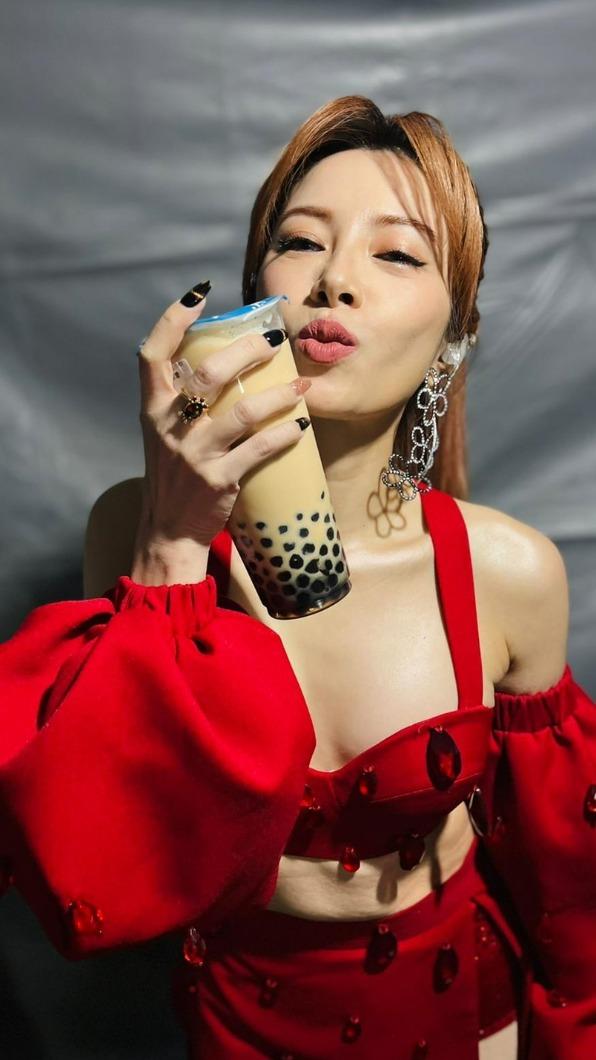 徐懷鈺披20萬「水鑽Bra」放送北半球 露馬甲線跳〈妙妙妙〉全場瘋了│TVBS新聞網