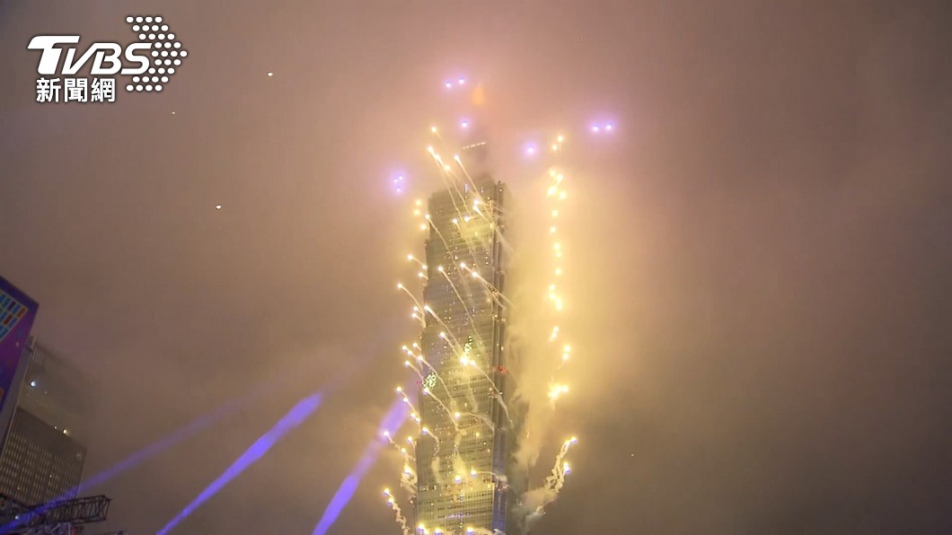 360度雷射燈光！ 台北101煙火秀綻放「笑臉」│TVBS新聞網
