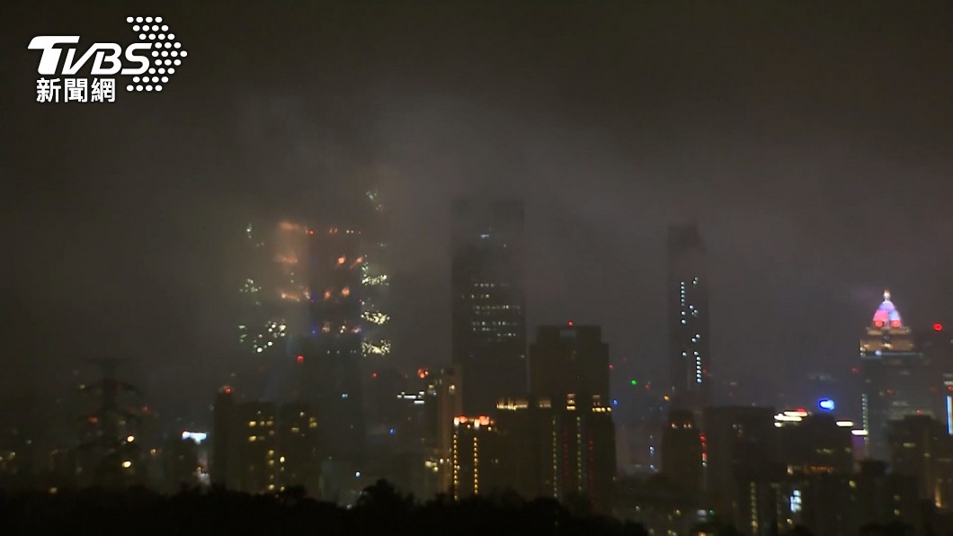 360度雷射燈光！ 台北101煙火秀綻放「笑臉」│TVBS新聞網