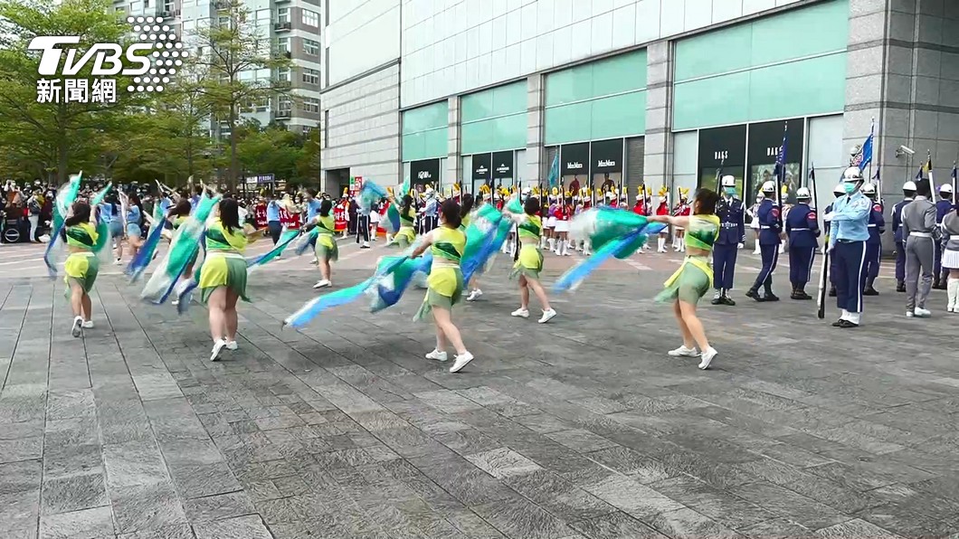 元旦樂儀旗隊！ 高中7校聯合「轉槍8圈、高拋槍」│TVBS新聞網