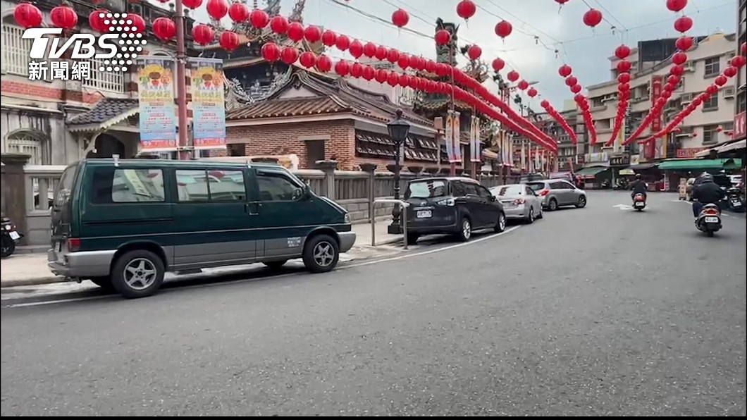 朝天宮拜拜停車標示100停好收200 店家：他停2小時│TVBS新聞網