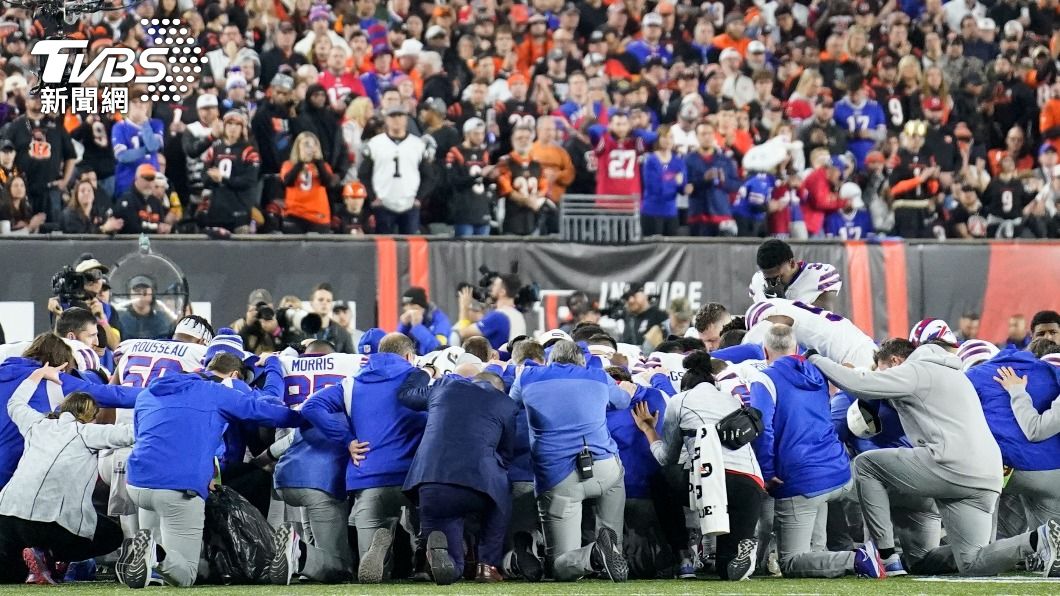 圖輯／NFL球員場上心臟驟停突倒下 仍未脫險各界集氣│美式足球│哈姆林│意外│TVBS新聞網