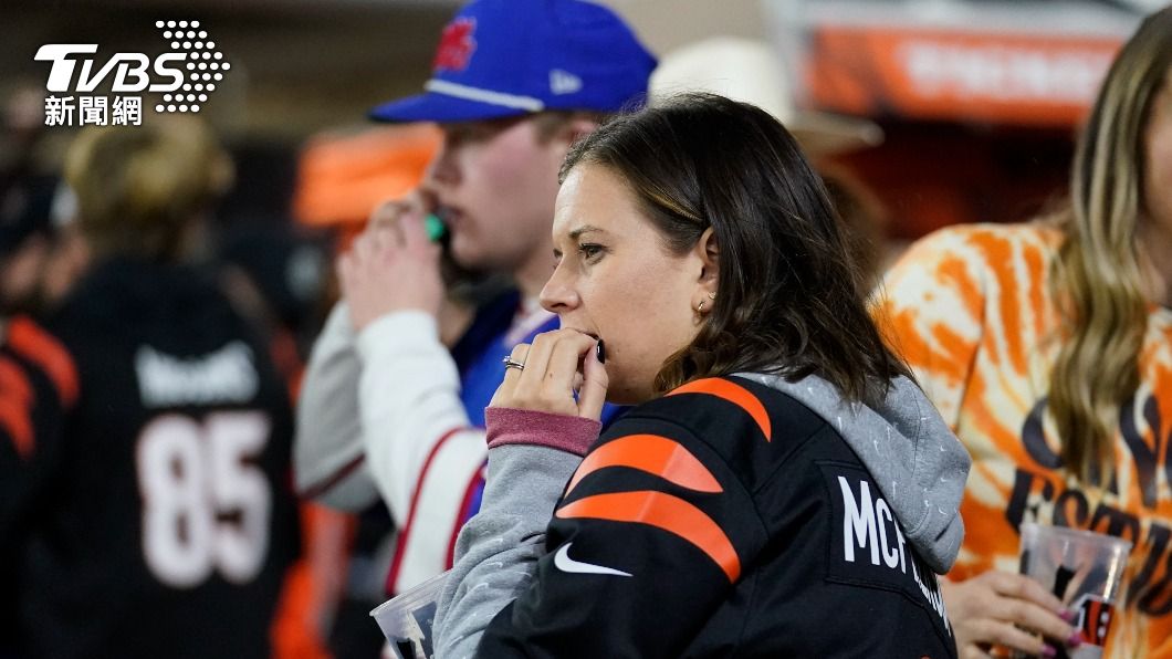 圖輯／NFL球員場上心臟驟停突倒下 仍未脫險各界集氣│TVBS新聞網