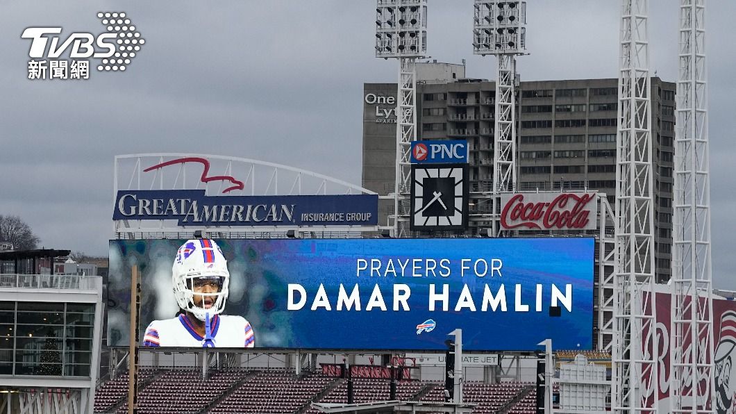 圖輯／NFL球員場上心臟驟停突倒下 仍未脫險各界集氣│TVBS新聞網