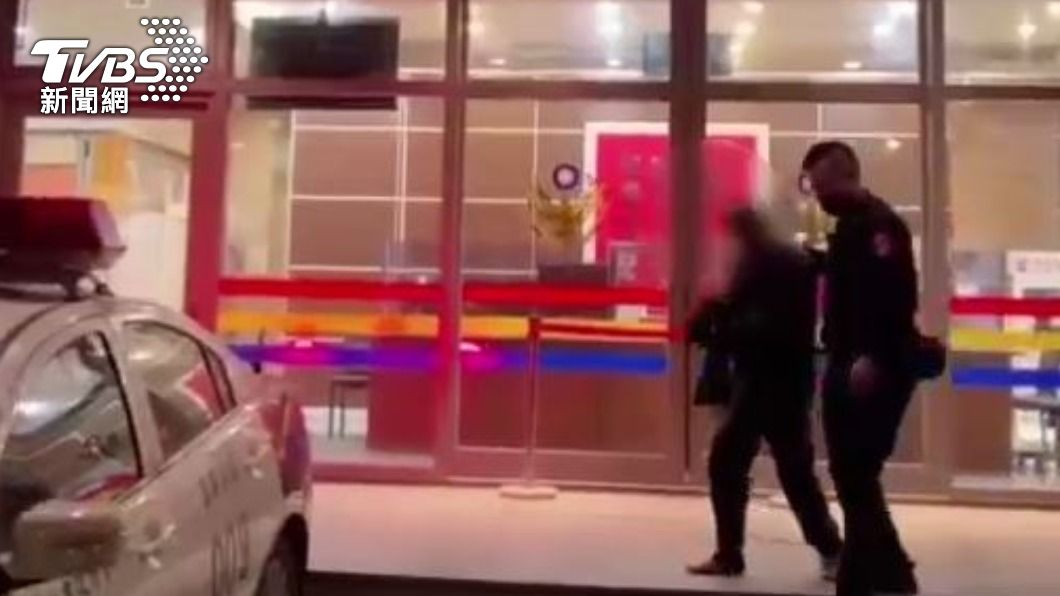 夫妻莫名被酒客打！警到場也遭嗆 噴辣壓制他喊：我想放尿│北市萬華│卡拉OK│打架│TVBS新聞網